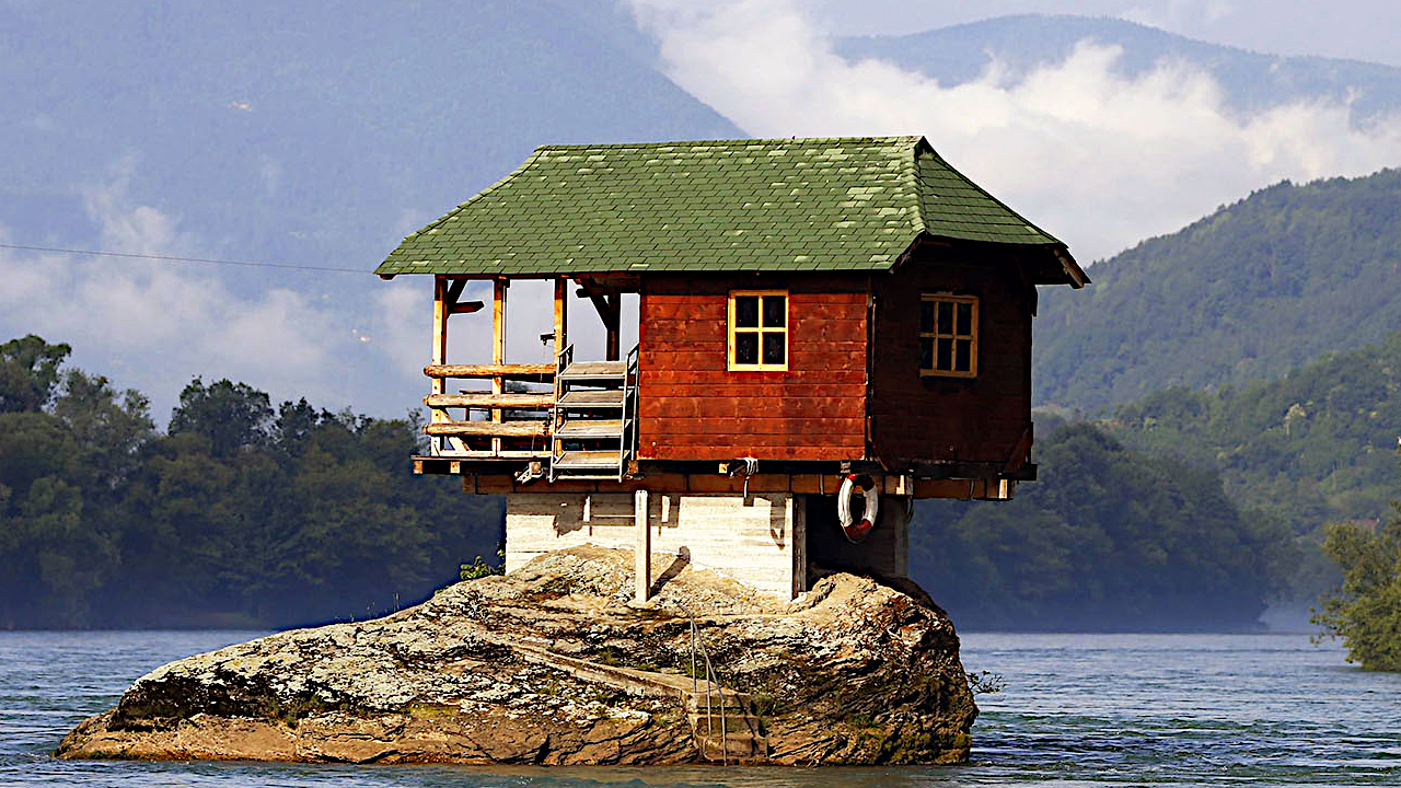 Необычные дома Дом на скале посреди реки Дрина