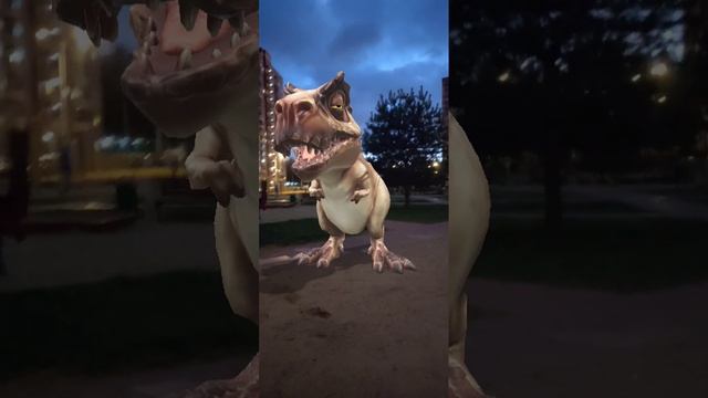 Чудовище в городе. Динозавр на улице города. Shorts