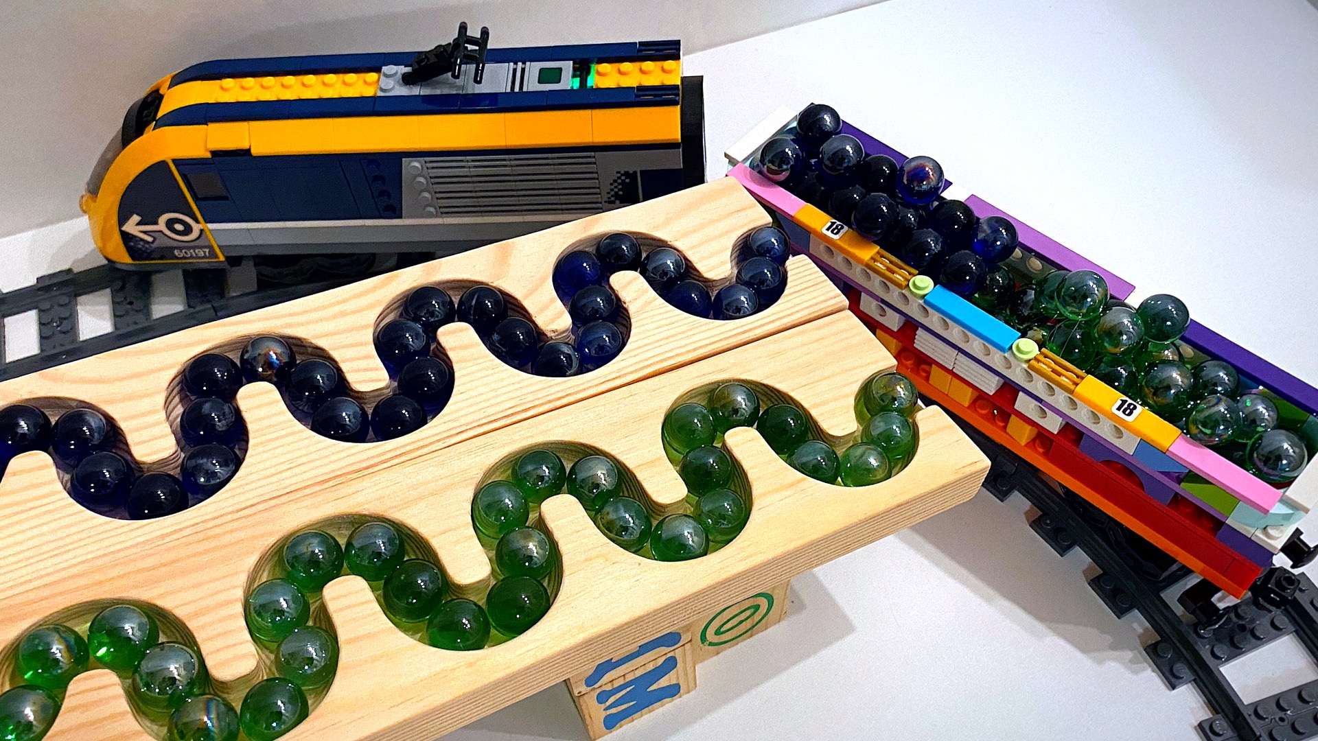 Гонки шариков марблс и погрузка в LEGO поезд, лего-фигурки Майнкрафт/ АСМР - ASMR  Marble Run Race