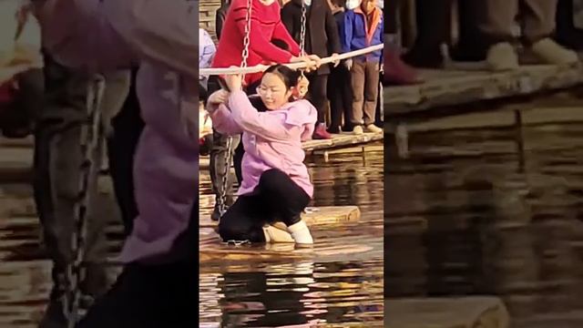 Аква парк в Китае, не удержалась и намокла в розовой куртке. Wetlook
