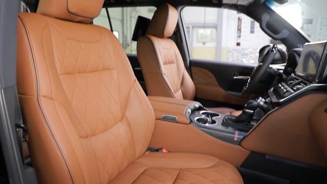 Toyota LC 300 - перетяжка торпедо, верхов дверей и подушки руля в натуральную кожу [ПЛАСТИК В КОЖУ]