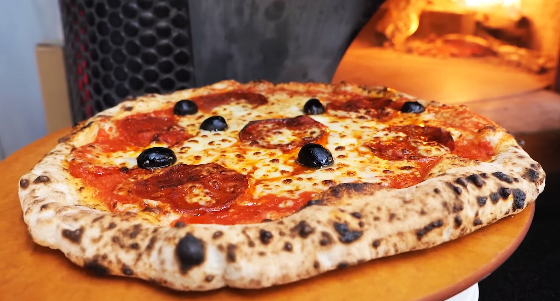 Приготовление пиццы в печи.