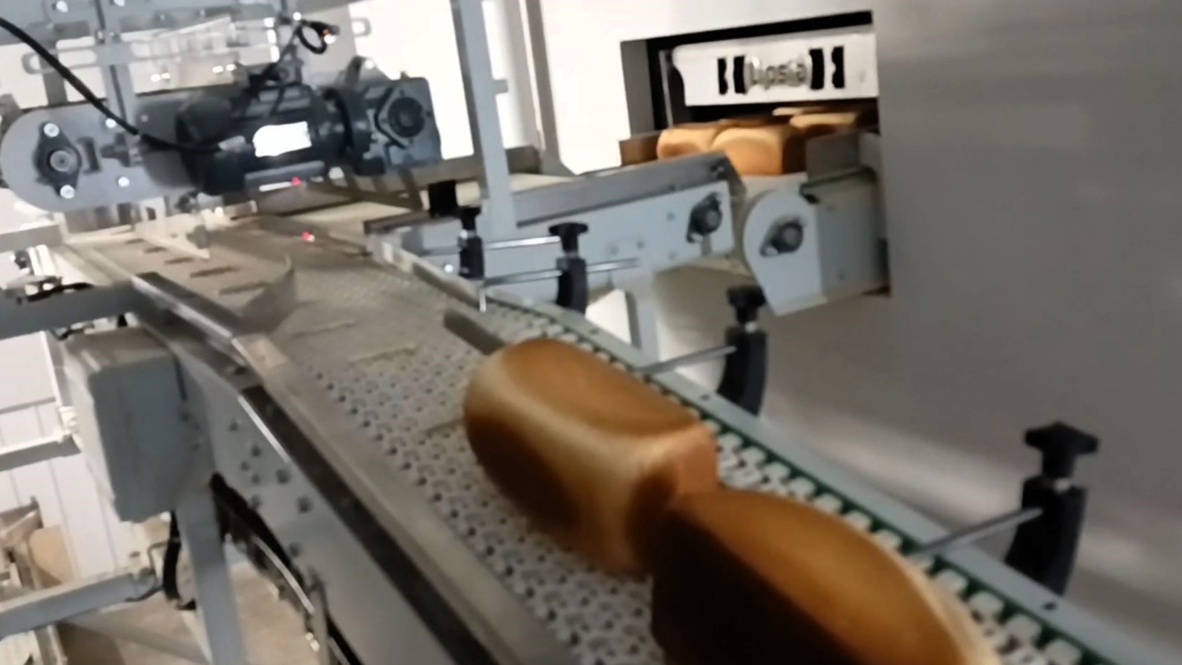 Подача тостового хлеба на автоматический посадчик в спиральный кулер через наклонный конвейер