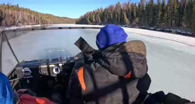 Аэролодка Хариус 440 летит а не едет. Бешенные скорости на маленьком моторе.