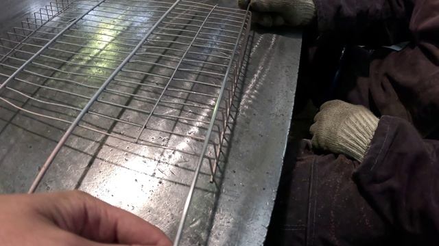 ОТец отремонтировал сетку для барбекю