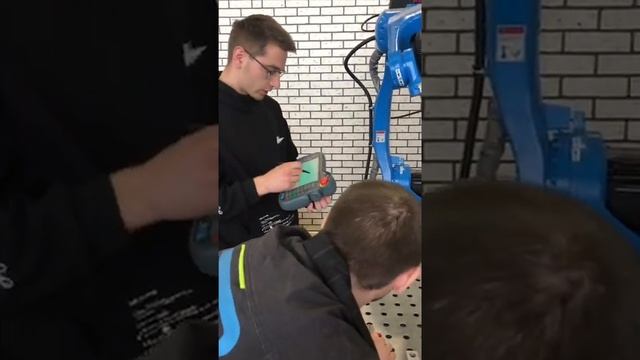 Обучение управлению промышленным роботом для сварки CRP