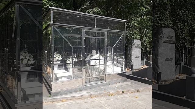 Самый дорогой памятник на Ваганьковском кладбище.