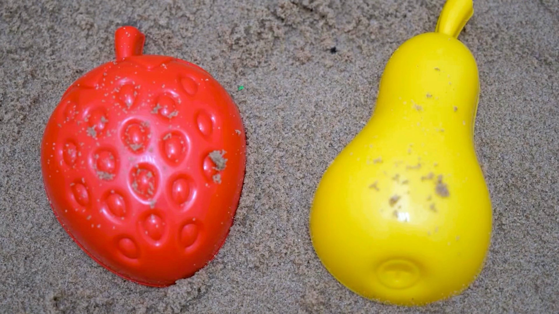 Играем пляжными игрушками в песочнице с формочками из песка грушей и яблоком