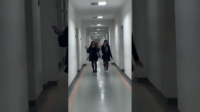 Елизавета Бродовенко и Анна Дойкова в 2019 году идут на репетицию команды КВН "Кому фисташки?"