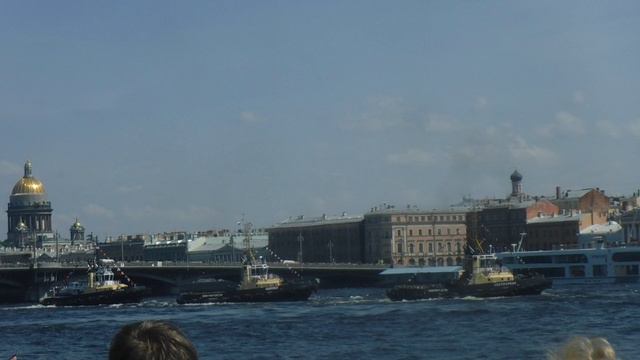 Буксиры "Вихревой", Сестрорецк" и "Павловск" крутятся.