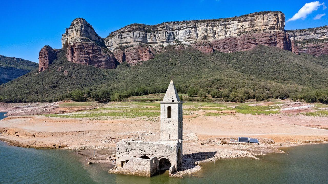 Вид с высоты птичьего полета на водохранилище Панта-де-Сау, Каталония. 30 августа 2022.