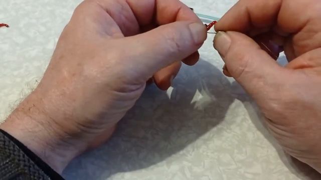 Насаживаем мотыль на мормышку.