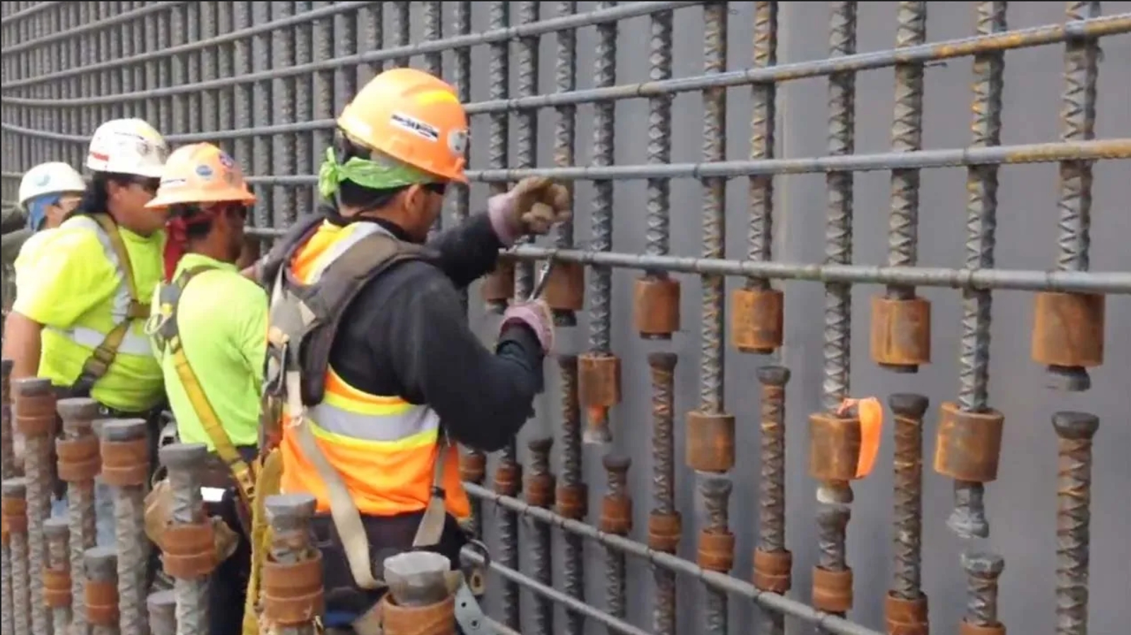 Рабочие - экстремалы и невероятные современные технологии машинно-строительного оборудования