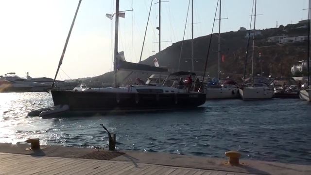 Техника управления парусным судном - Швартовка - Docking a sailboat in gusty wind (Mykonos)