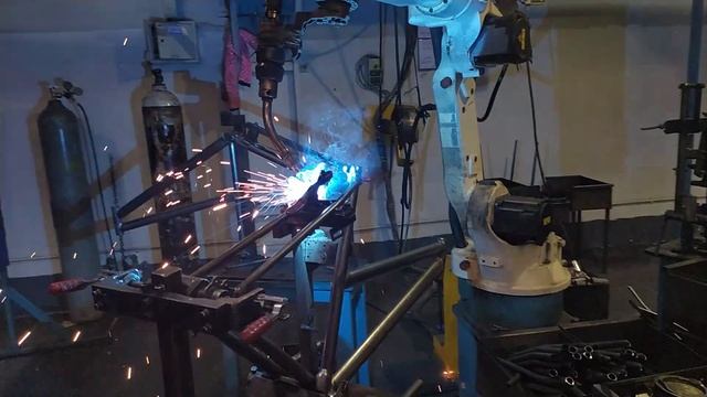 Сварка велосипеда роботом.