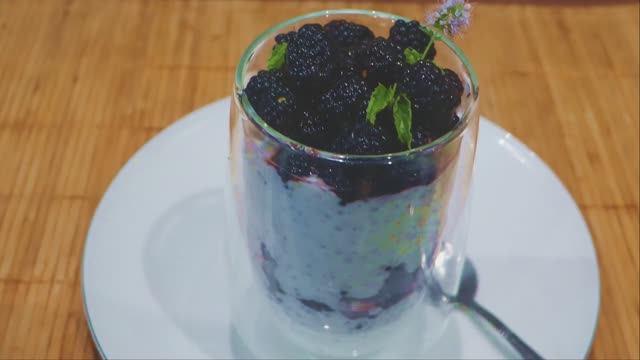 Парфе из киноа. Сбалансированный завтрак