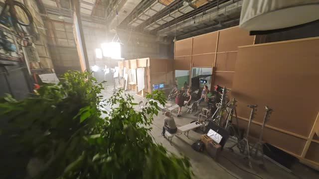 Застройка Большого павильона Свердловской киностудии для сериала «Уральских пельменей»