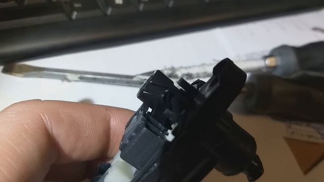 Ремонт замка лючка бензобака Ауди А6 С7