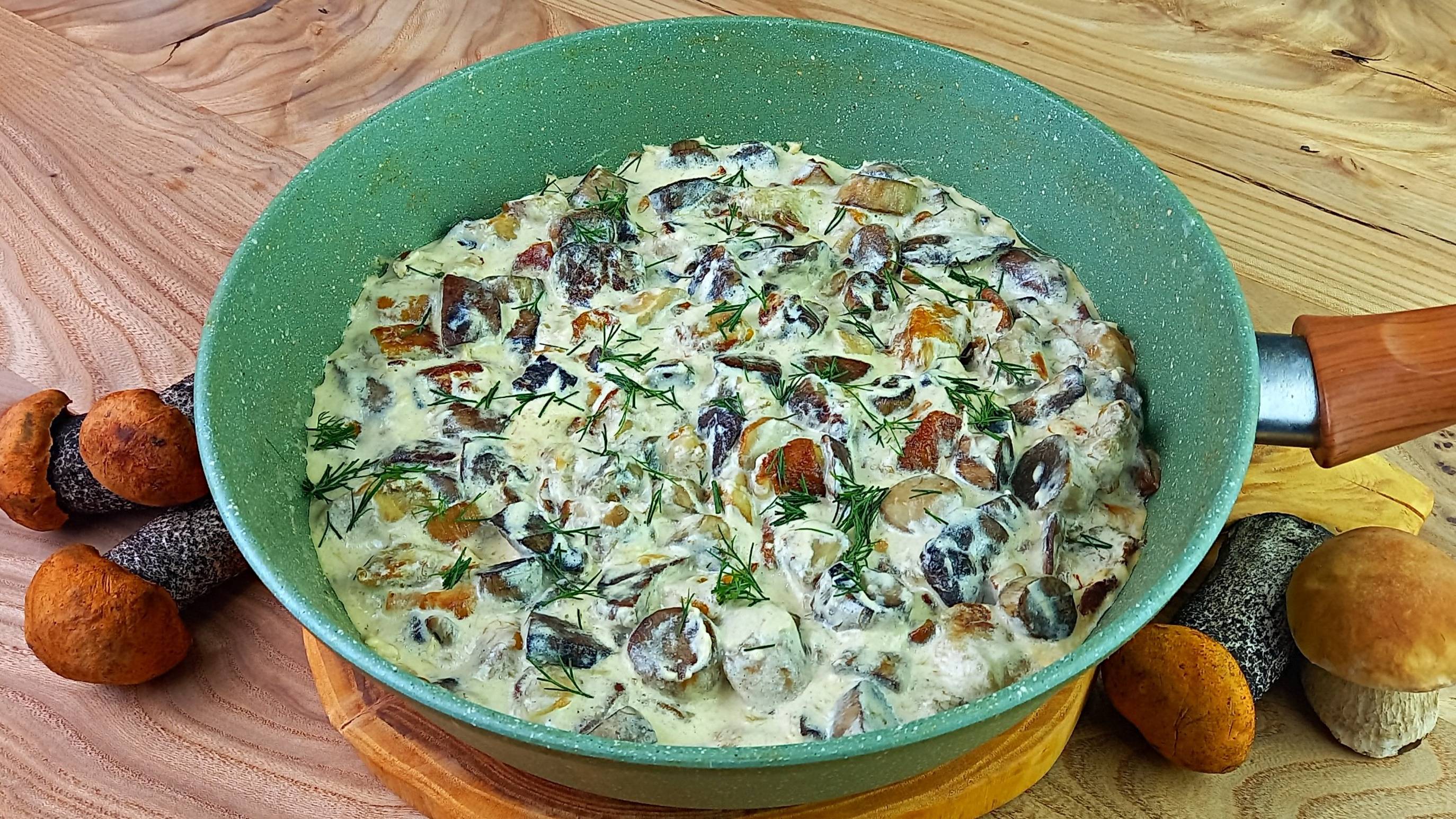 Грибы в сметане. Такие аппетитные, что слюнки текут