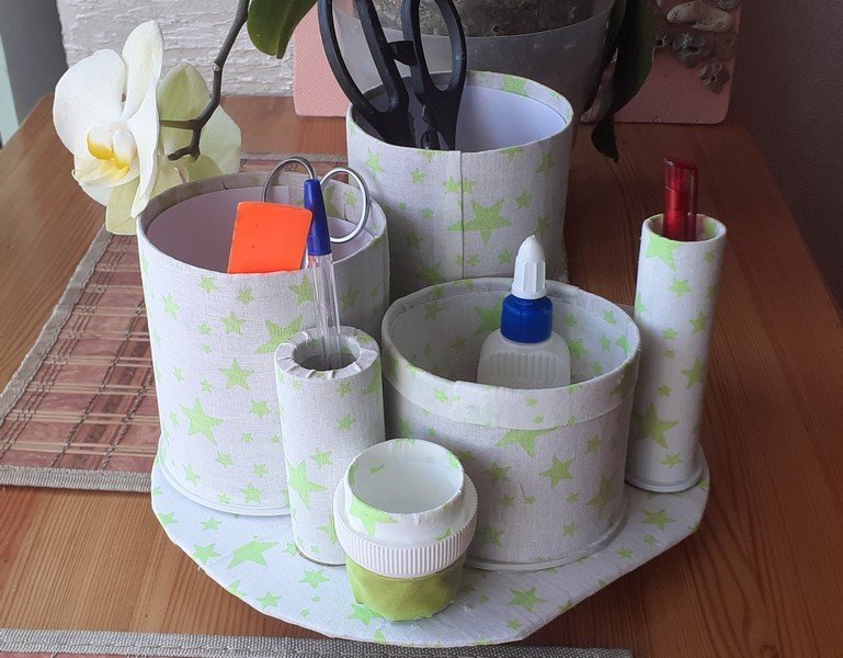 Органайзер для канцелярии крутящийся и вместительный.