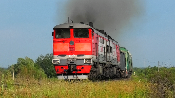 "По Коршуновскому мосту". 2ТЭ10У-0381 с грузовым поездом
