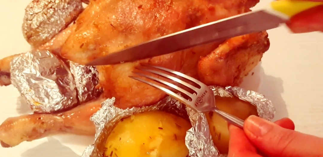 Курочка на бутылке +картошка  обалденно вкусно!.mp4