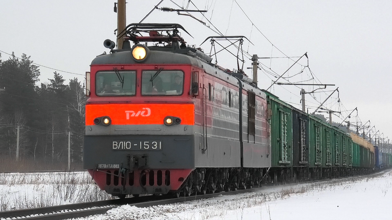 Басистый ВЛ10-1531 с грузовым поездом и приветливой бригадой