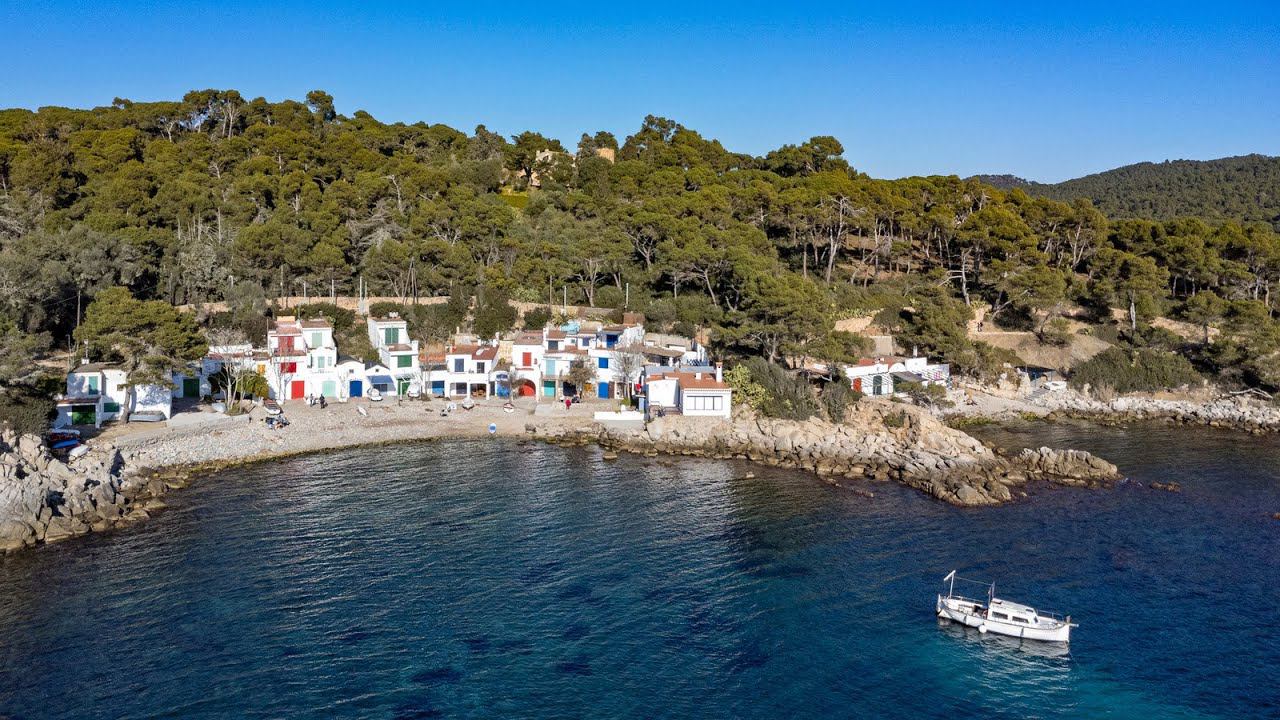 Бухта Cala S'Alguer и пляж Platja del Castell, Коста Брава, Испания. 16 января 2022.