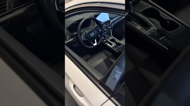 Да, это Honda Accord, седан бизнес-класса со спортивным характером