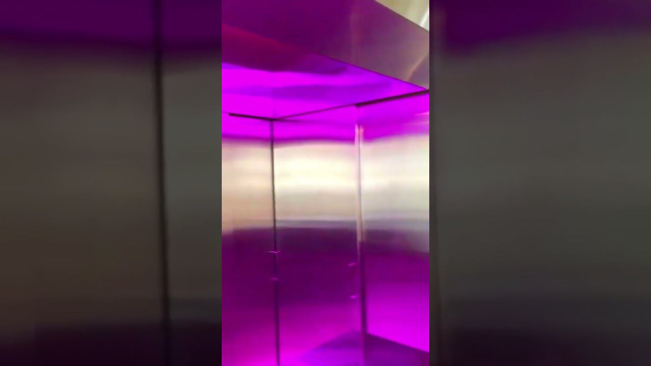 Ресепшн, стены и откосы для Calgel salon из нержавейки и зеркала.