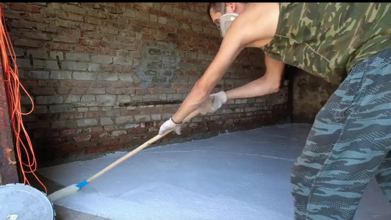 Пылит бетонный полКрашу бетонный пол в гараже.