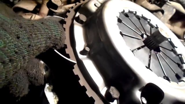 как зафиксировать коленвал при окручивании маховика или корзины.mp4