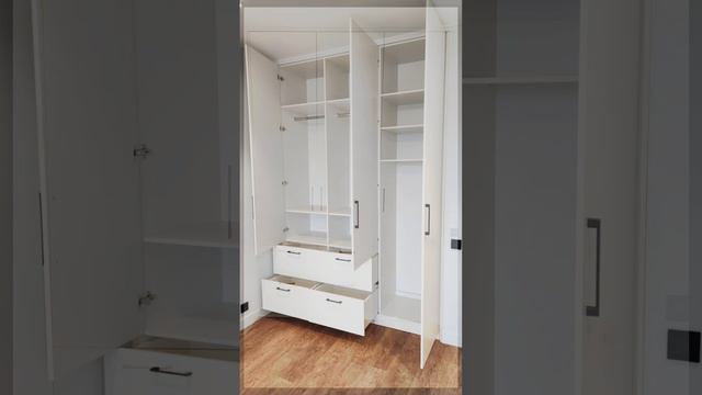 Белый шкаф встроенный в нишу