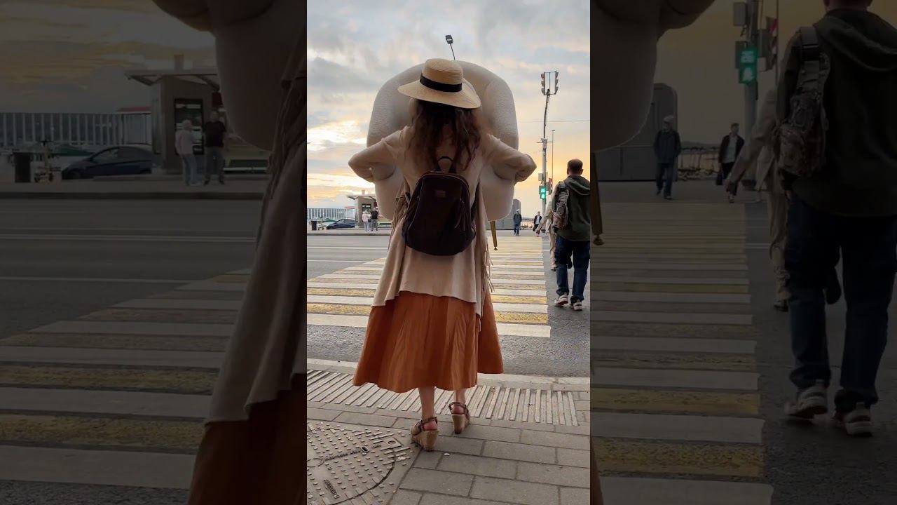 ГОРОДСКАЯ СУМАСШЕДШАЯ С КРЕСЛОМ на пешеходном переходе