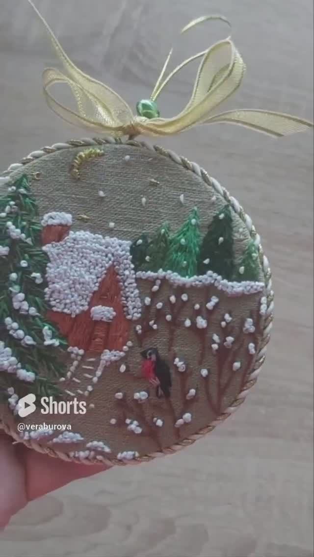 Две елочных игрушки с зимними пейзажами