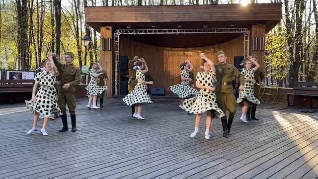 «Случайный вальс» звучит в парке Совсем не случайно.