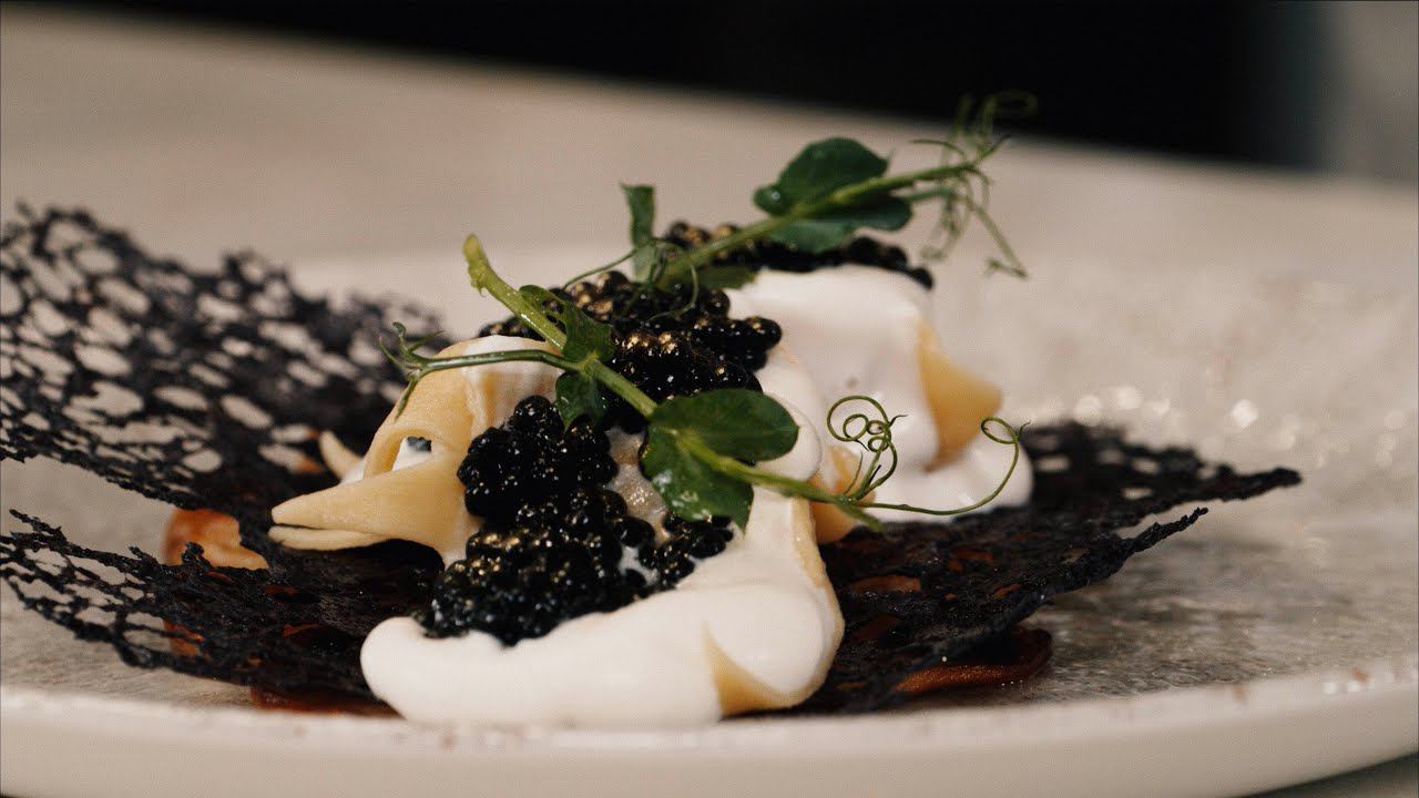 Равиоли c Hi Beef фаршем, чёрной икрой и сусальным золотом