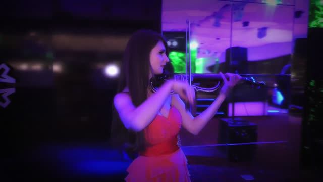 Скрипка на встрече гостей - красивая музыка, электроскрипачка