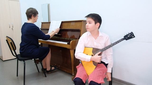 1) Ах вы, сени (русская народная песня).  2) Бравый солдатик