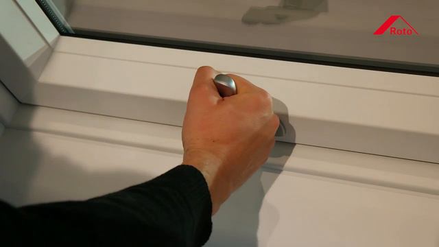 Средне-поворотное окно с нижней ручной Roto WDF R6