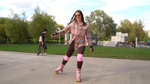 Девушка на роликах