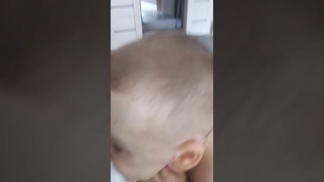 малыш ударил в камеру мем👶