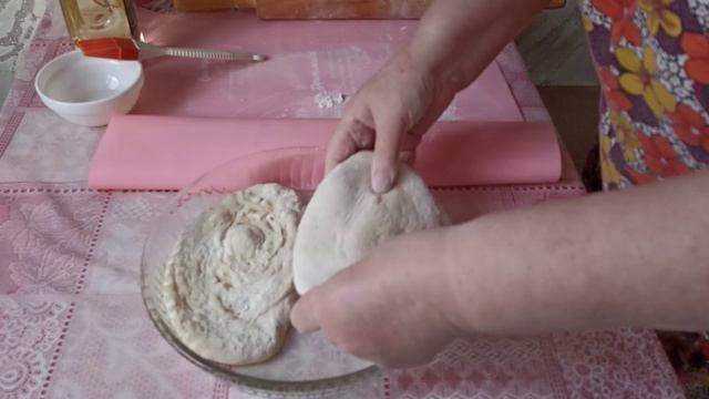 Булки с луком и с сахаром и домашний хлеб