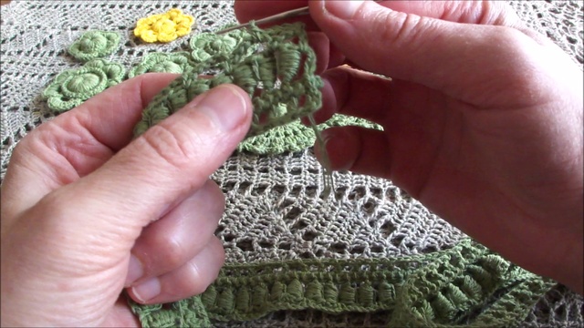 Кайма крючком на шнуре гусеничка с витыми столбиками и веерочками