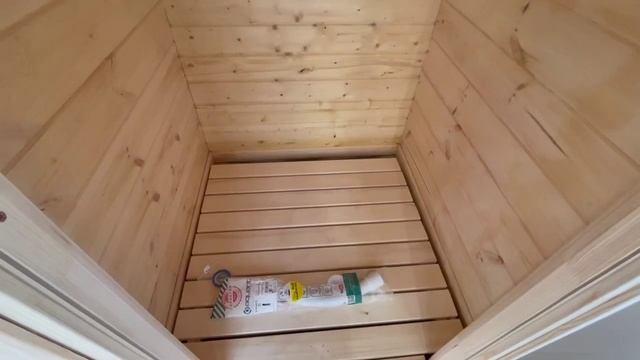 Баня Викинг с тонированными полками и подспинниками.