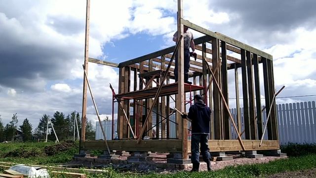 Делаем черновой пол чердака и опорные стойки крыши.