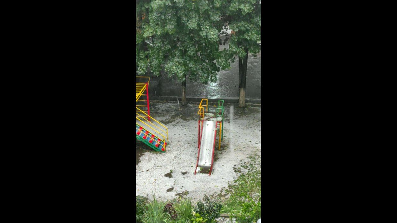 Град в июле. Трава в снегу