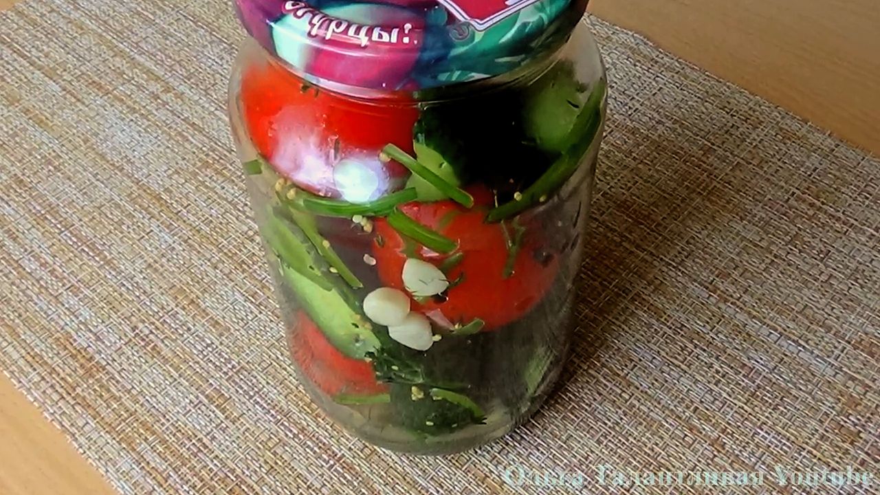Малосольные огурцы и помидоры сухим посолом в банке с зеленью и чесноком