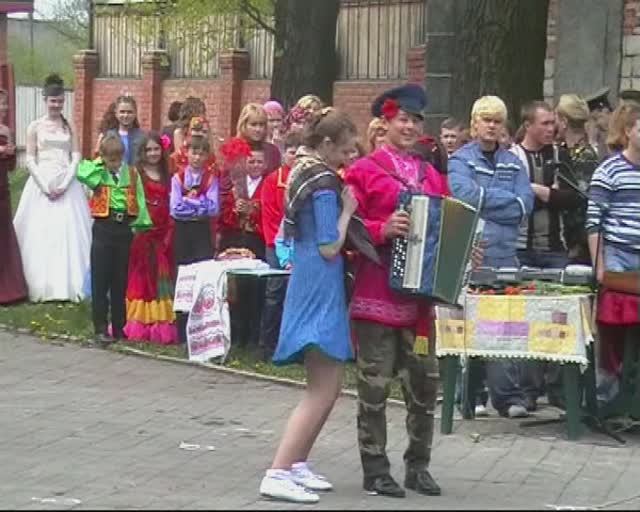 2007.05.09 Митинг и концерт в пос. Александровка  в честь дня победы 2-Сцена На солнечной поляночке