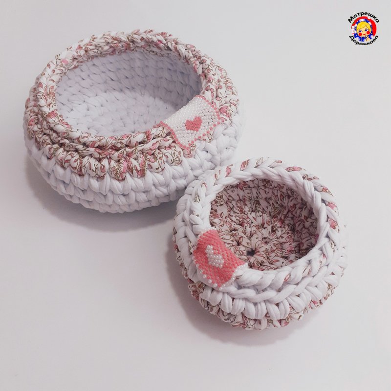 Вяжу крючком круглые корзиночки с сердечками плотным узором "елочки", трикотажная пряжа
